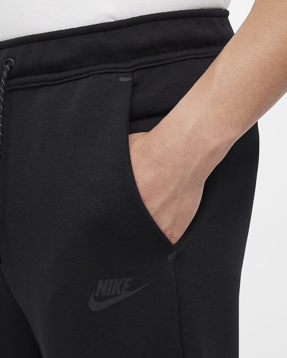 Nike tech joggers black store